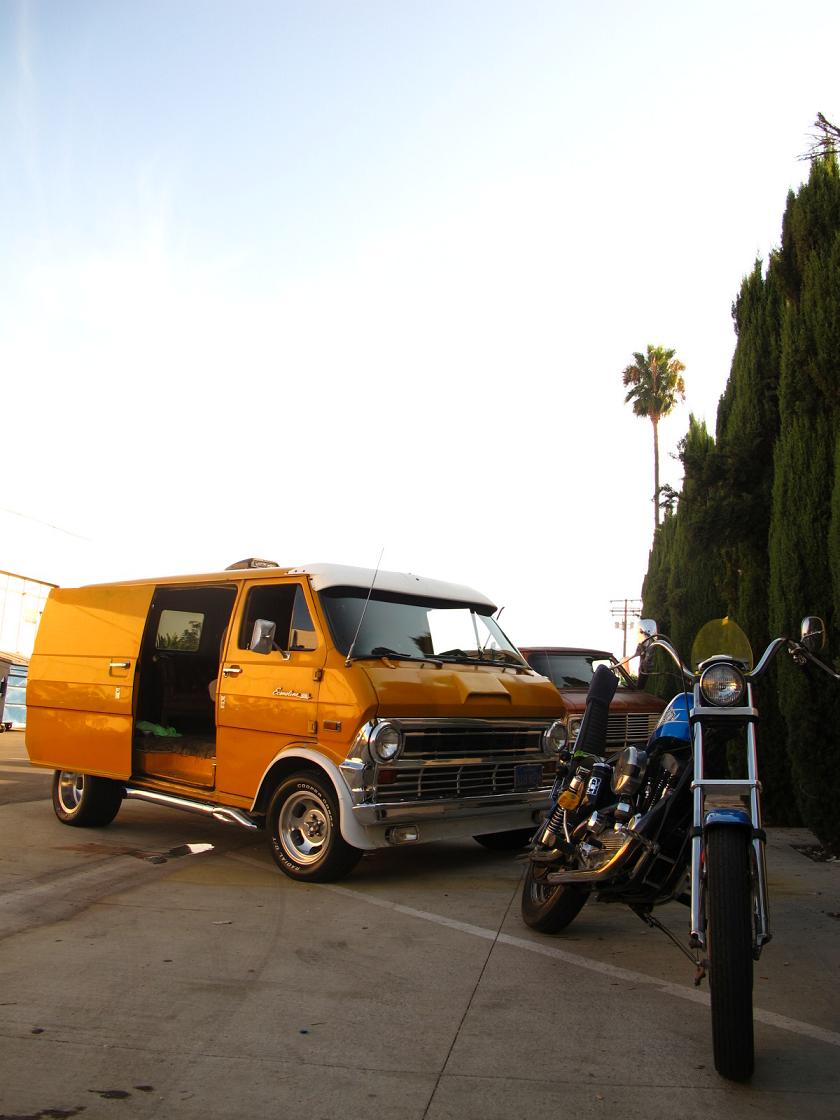 California-Garage: Vans & Choppers.