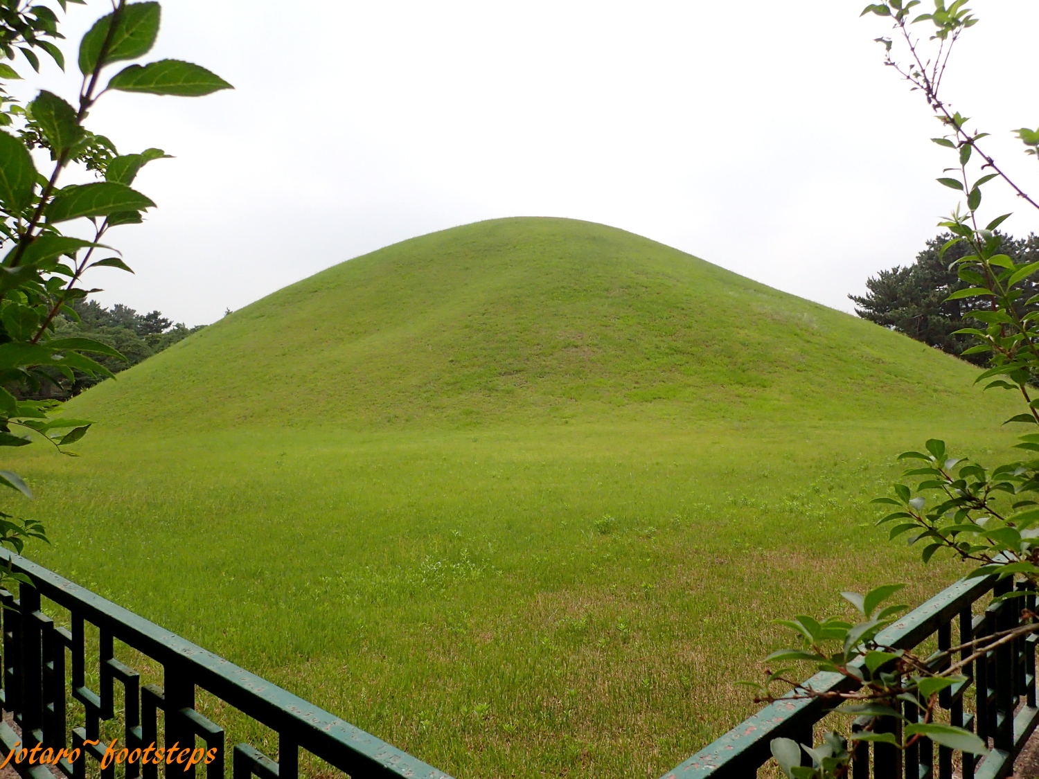 Footsteps - Jotaro's Travels: Sites : Tumuli Park Tomb Complex Gyeongju ...