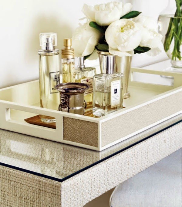 Una bandeja y un perfume para decorar tu mesita de noche | Decoración