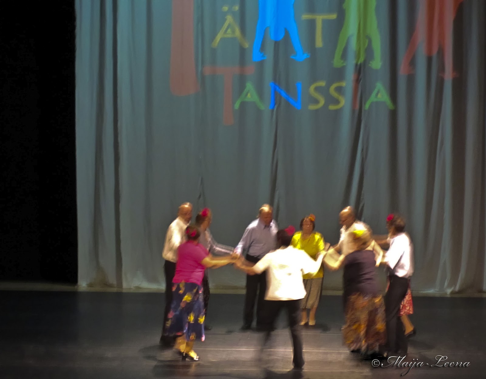 Eko-Kuvia: *Täytyy Tanssia*