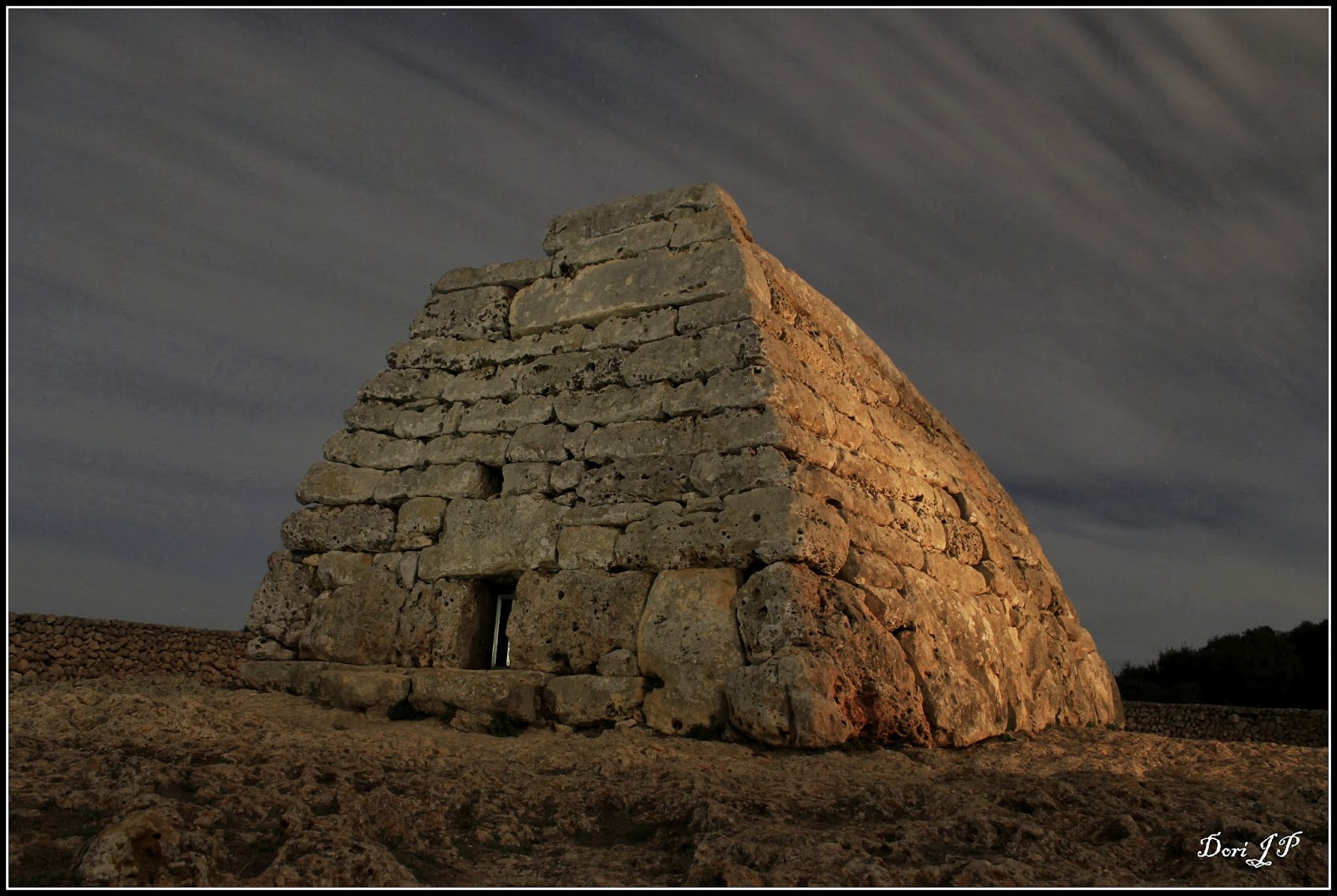 Pasea Menorca: Sa Naveta des Tudons por la noche