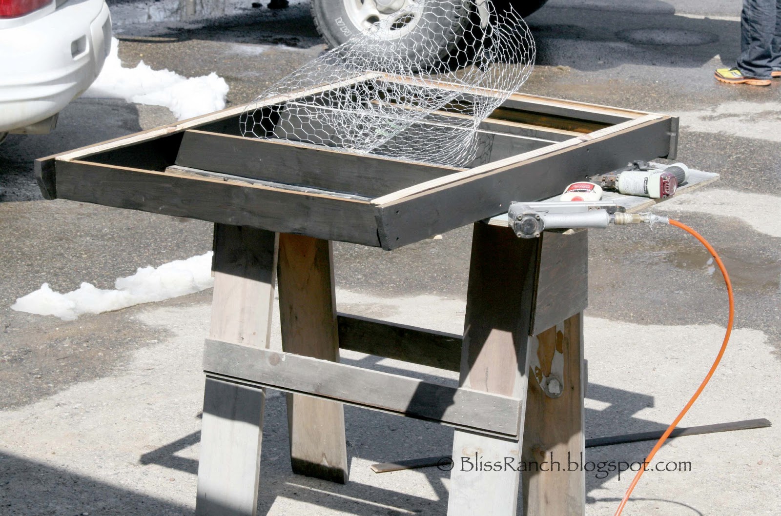 Bliss Ranch: Pallet Look Plate Rack Thingies With Chicken Wire and Rebar