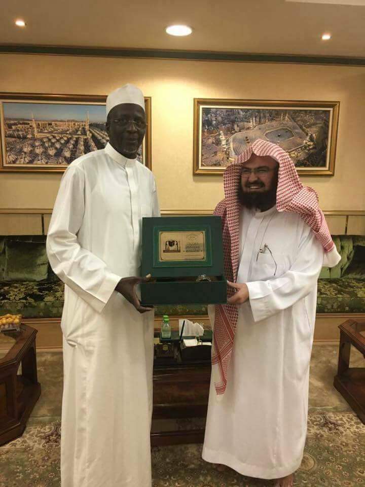 Sheik Sudais Ya Karrama Tsohon Gwamnan Sokoto, Bafarawa - NewsHausa