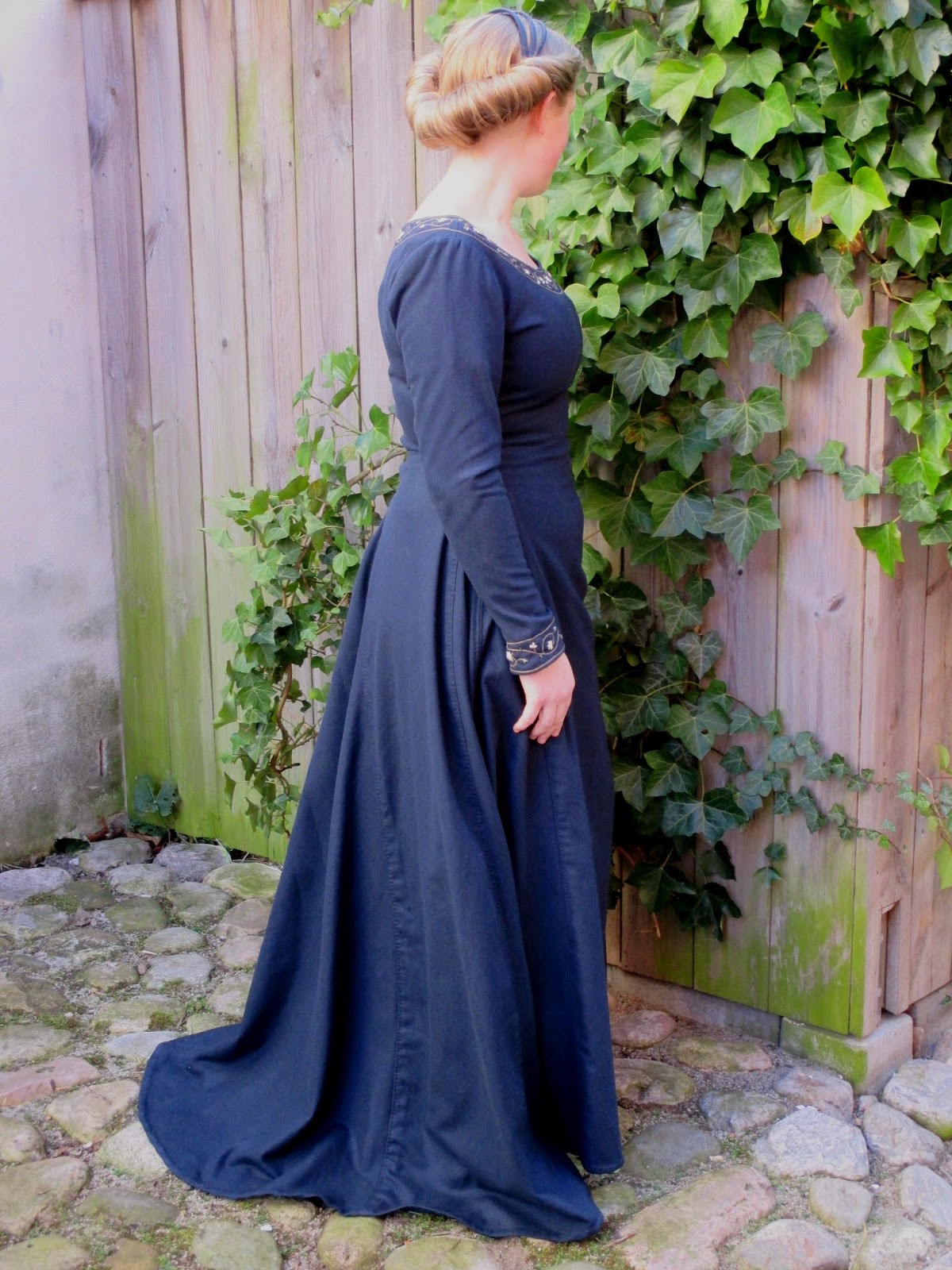 A Most Peculiar Mademoiselle: Pre-Raphaelite Medieval-ish Dress