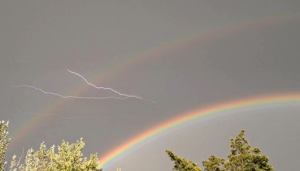 Rainbow Lightning: Nature’s Astonishing Bow and Arrow ~ Kuriositas