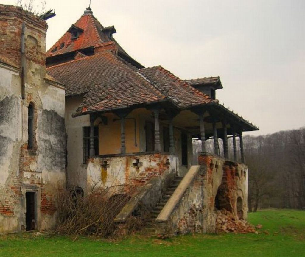 undeva la mijloc: Conacul Vlădescu din Hârtieşti - Argeş