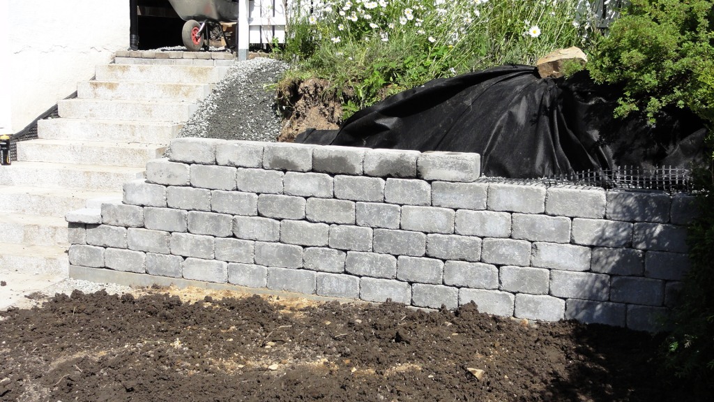 Små steg mot drømmehuset: Herregård mur