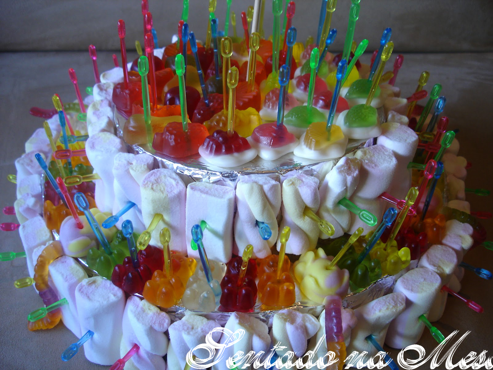 Sentado na Mesa: BOLO DE GOMAS 2