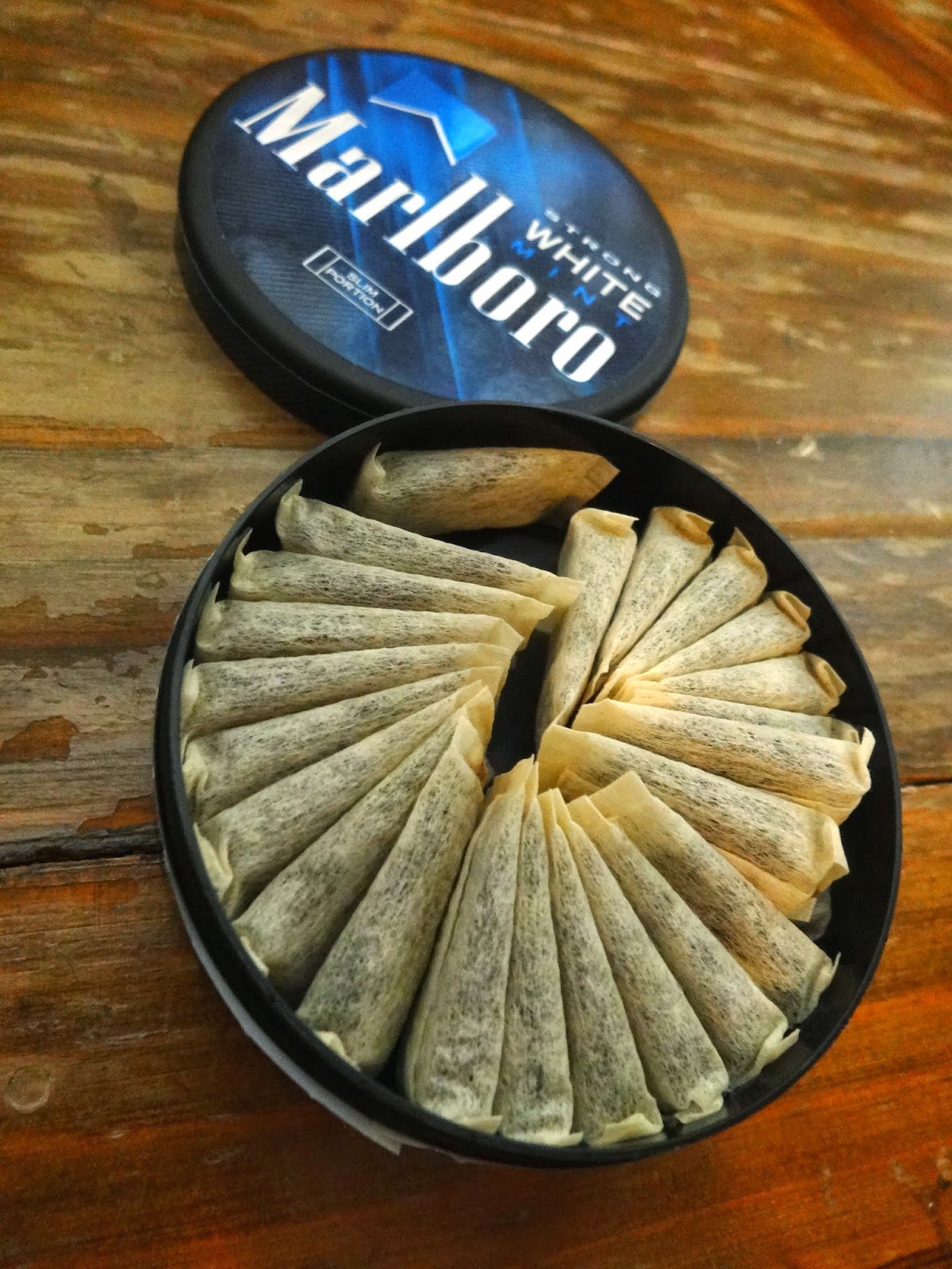 Marlboro Snus White Strong Slim and Mint White Strong Slim ...