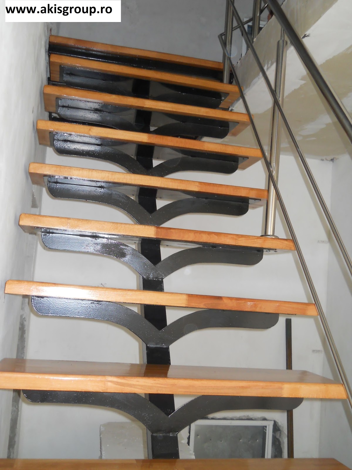 trepte lemn: trepte lemn masiv pentru scari pe structura metalica