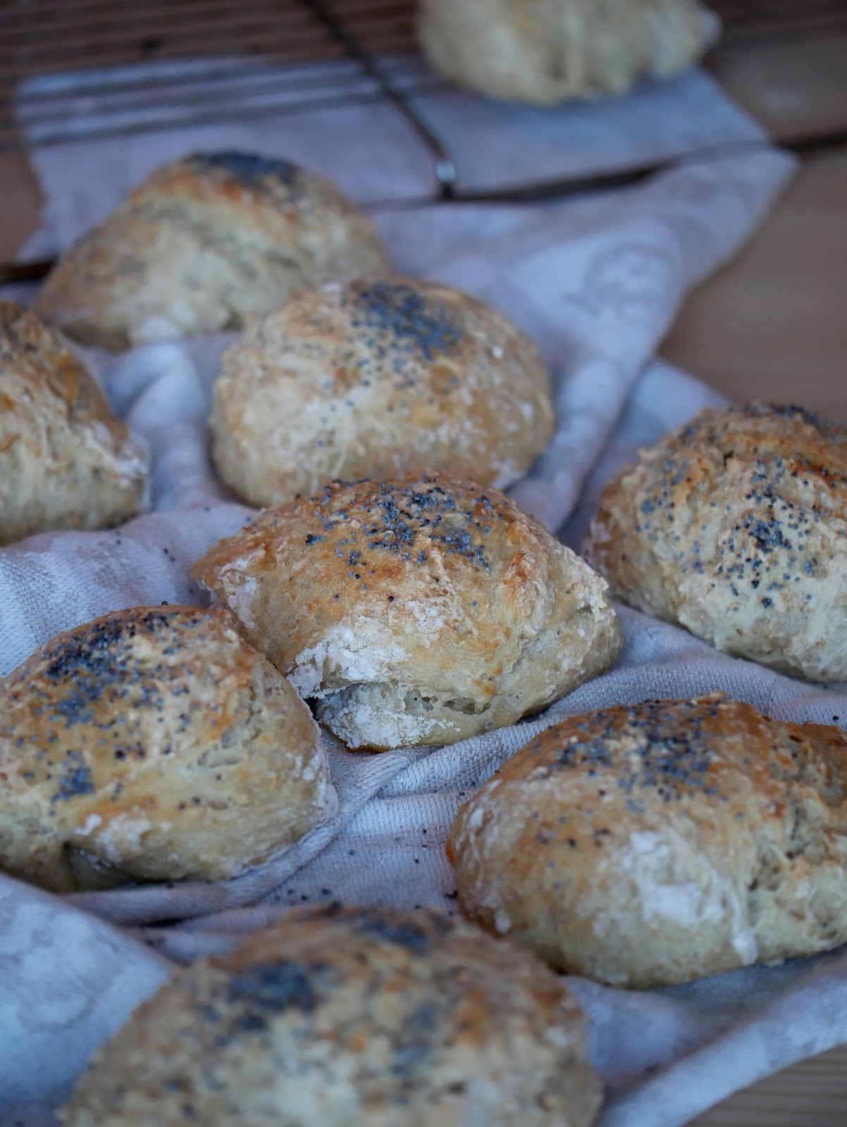 [kjøkkentjeneste]: Eltefrie rundstykker med valmuefrø