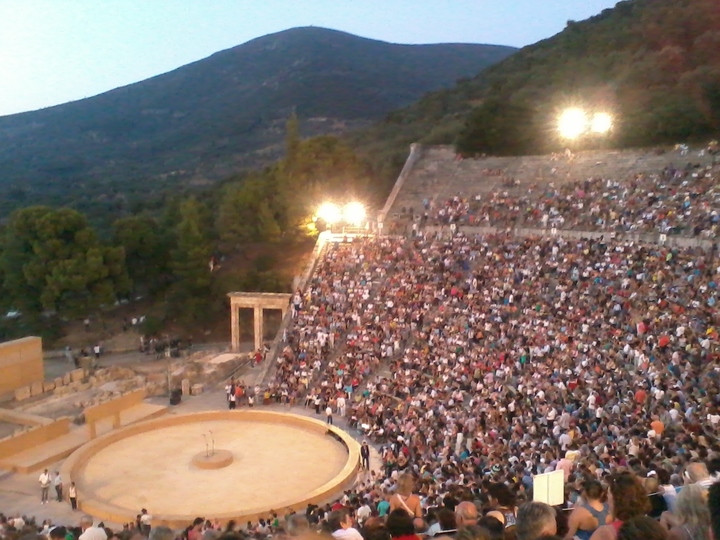 FamousNews: ''ΟΙ ΡΊΖΕΣ ΚΙ Η ΜΑΓΕΙΑ ΤΟΥ ΘΕΑΤΡΟΥ ...