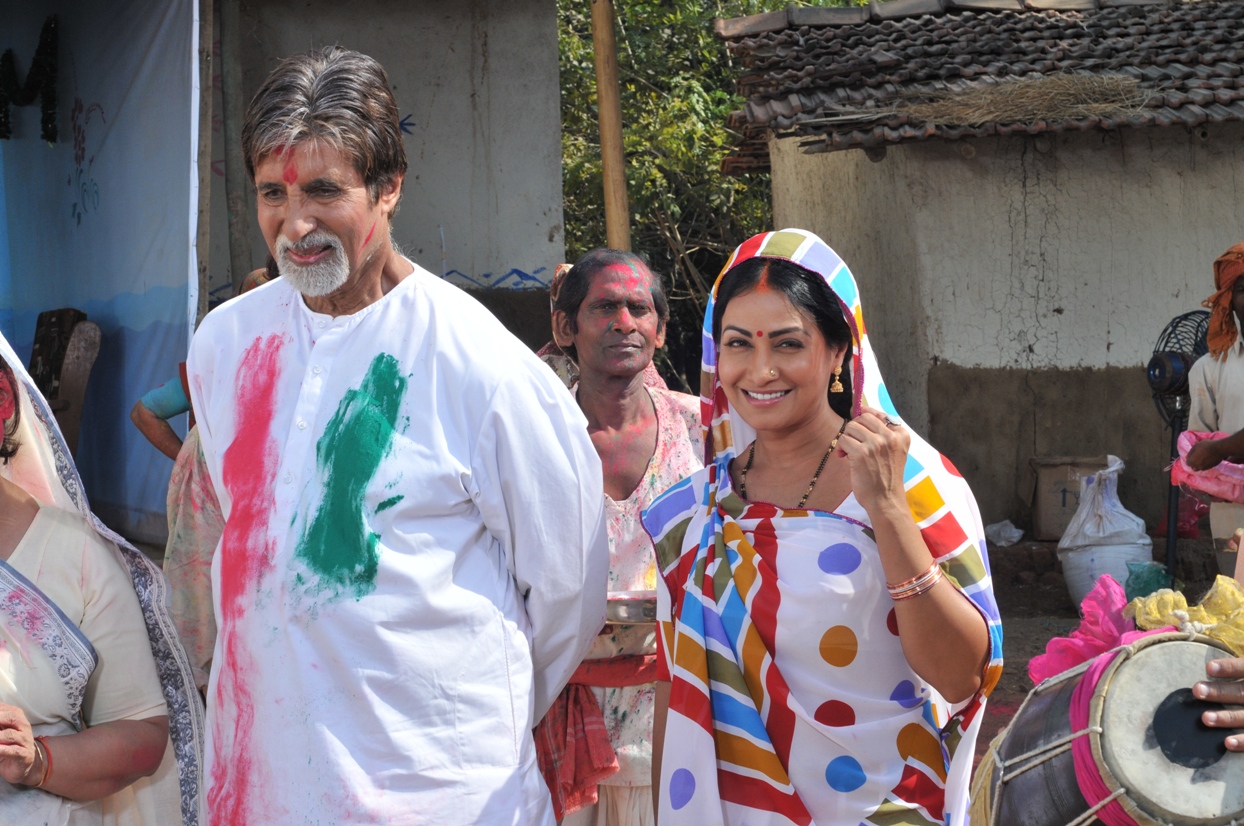 BOLLYWOOD AAINA : Amitabh and Jaya shoot Holi song for Gangadevi