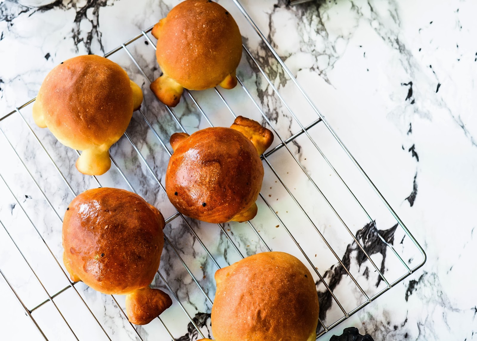 Swimming solo/-/ One hour buttery “fish” buns | The moonblush Baker