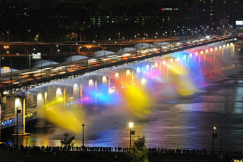 World&General Knowledge: The World's Longest Bridge Fountain