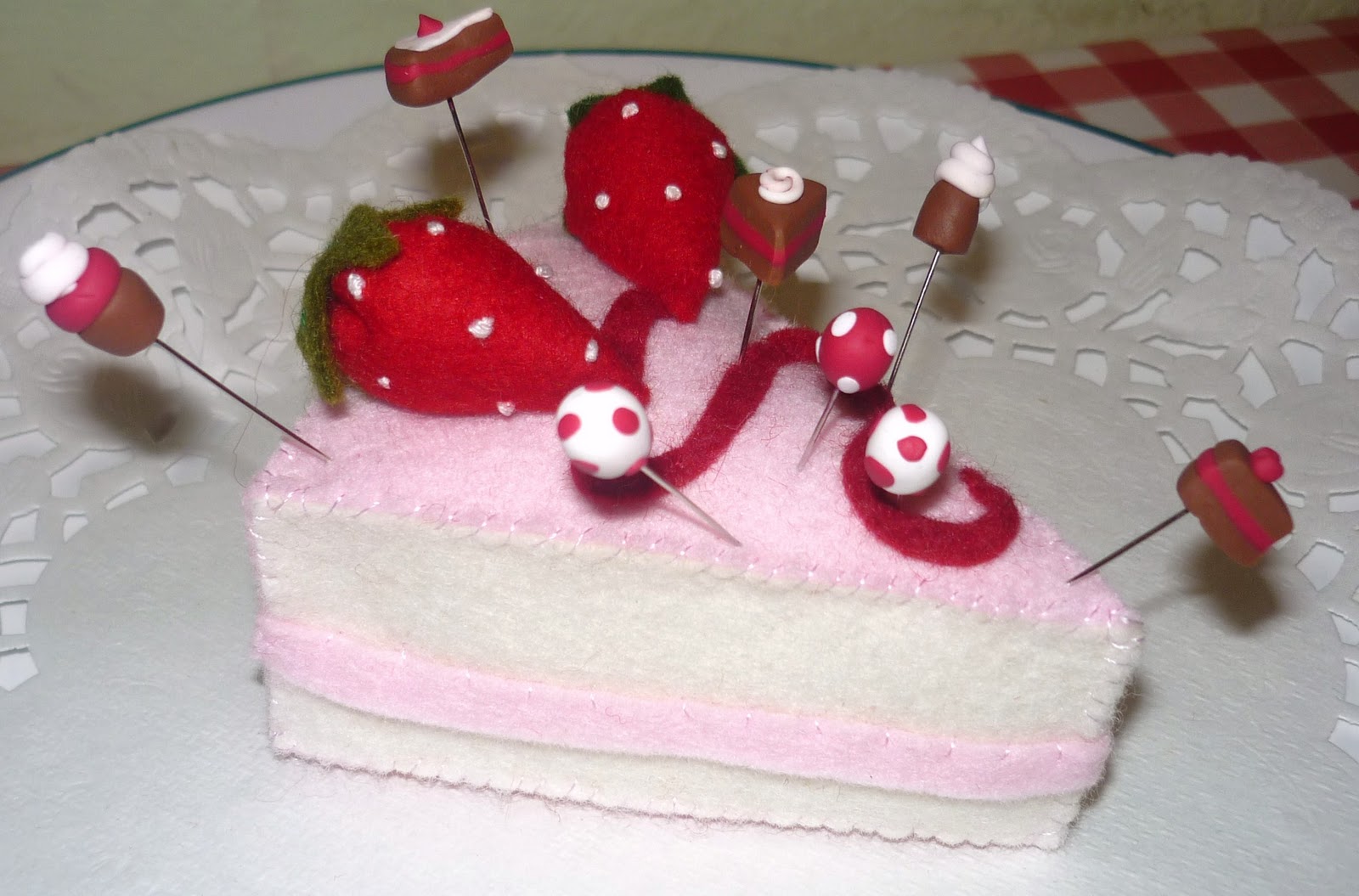 Mrs Minton makes...: Felt cakes