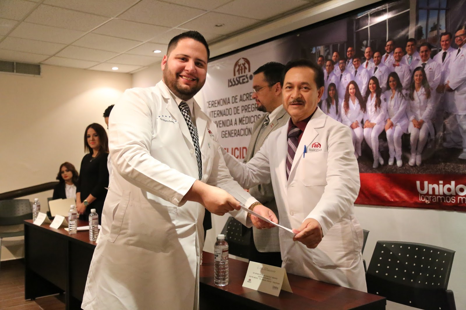 Kaleidoscopio: Se gradúan médicos internos de hospital Dr. Ignacio Chávez