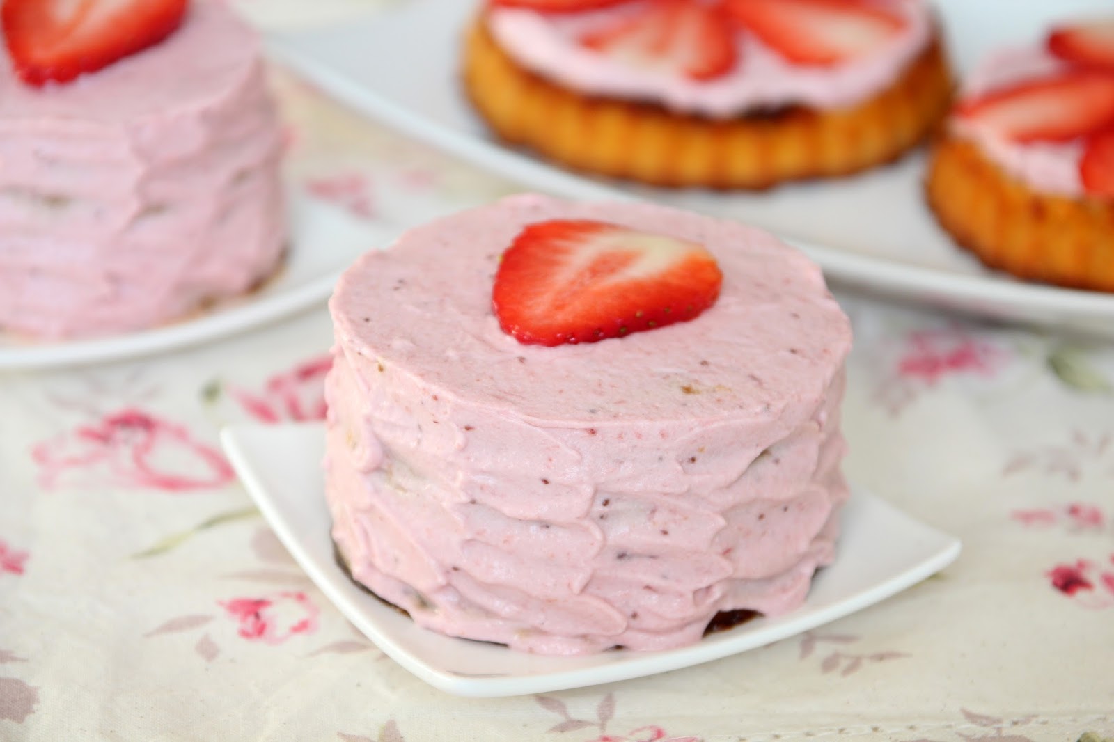 MINI JAGODNE TORTICE (BREZ GLUTENA & JAJC) | RetroSpektiva Blog