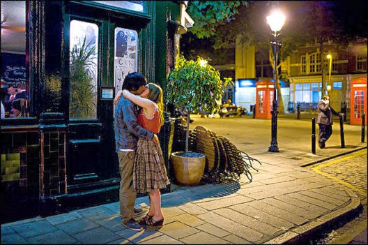 27 romantic photos of kissing in London | লাভ টিপস
