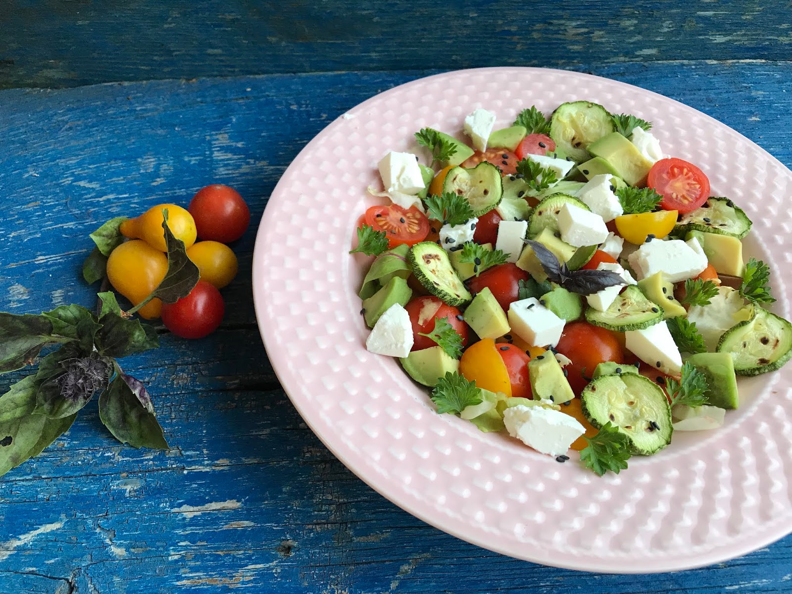 Salata cu avocado, rosii si branza feta