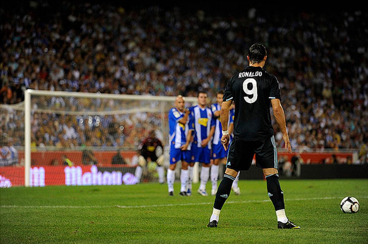 Football Wallpaper - Cristiano Ronaldo free kick picture HD