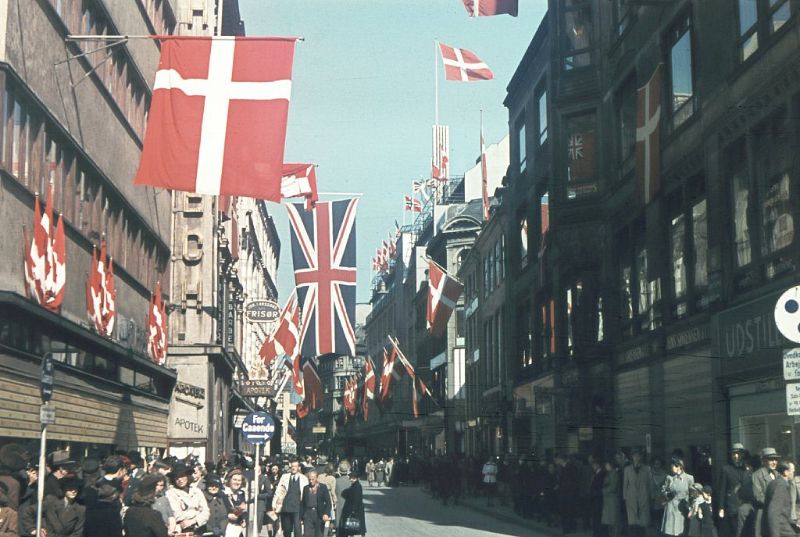 Copenhagen After May 5th, 1945: Rare Color Pictures From the Days ...