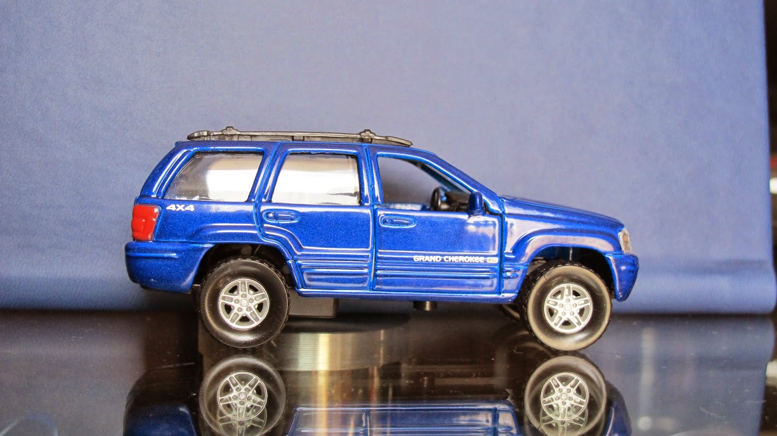 COLECCIÓN DE AUTOMOVILES EN MINIATURA - CHILE: JEEP GRAD CHEROKEE