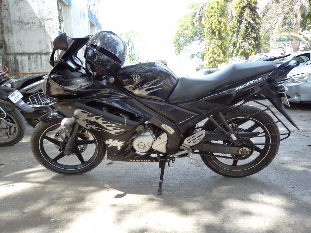 Yamaha R15 Custom: Yamaha R15 version 1 custom