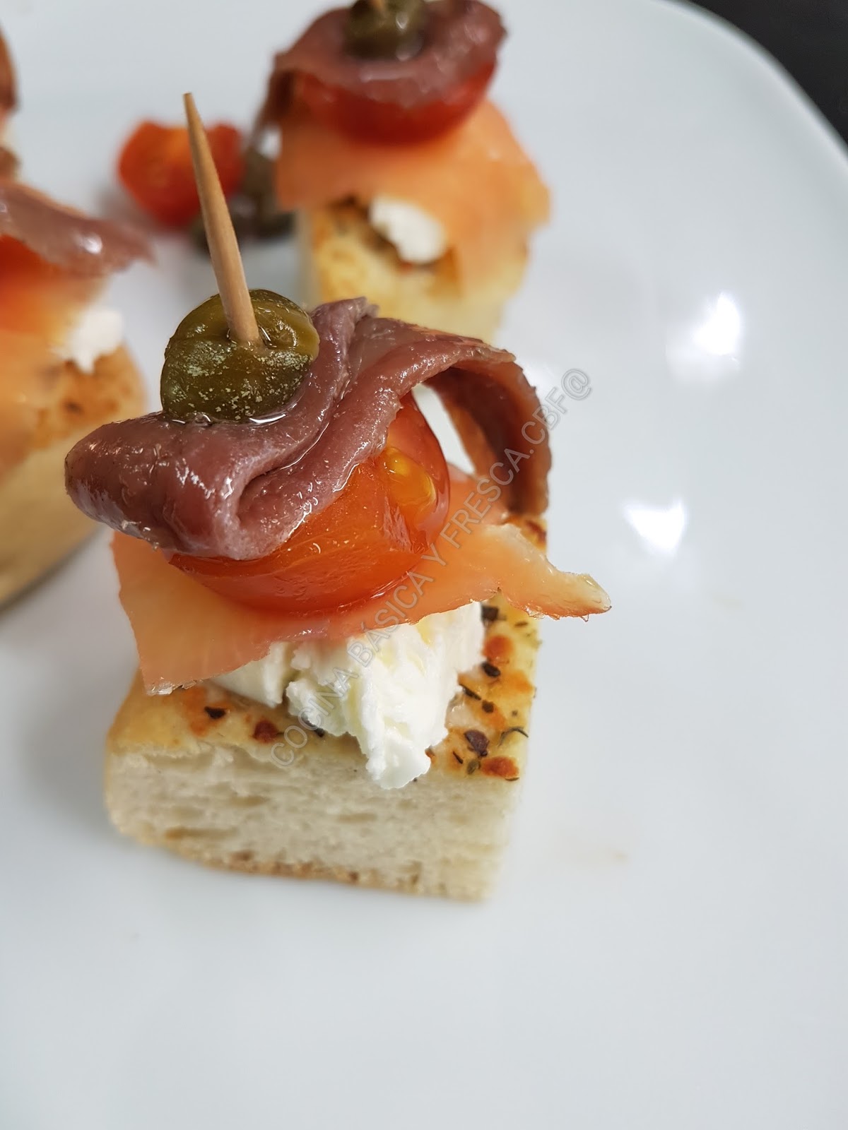 Cocina Basica y Fresca: PINCHO CON SALMÓN AHUMADO Y ANCHOA CBF@