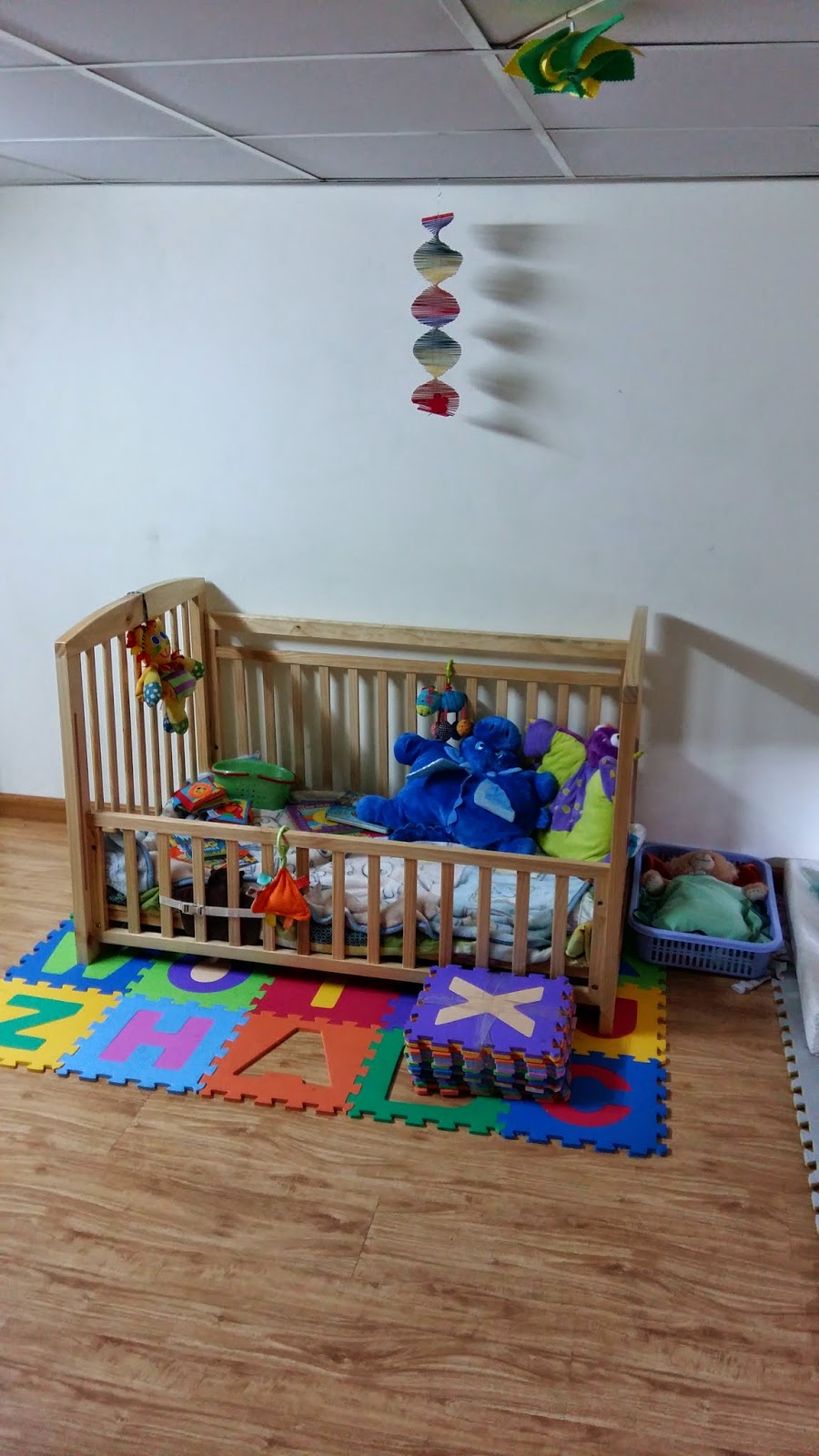 Montessori Mama in Saigon: Toddler bed to floor bed room makeover