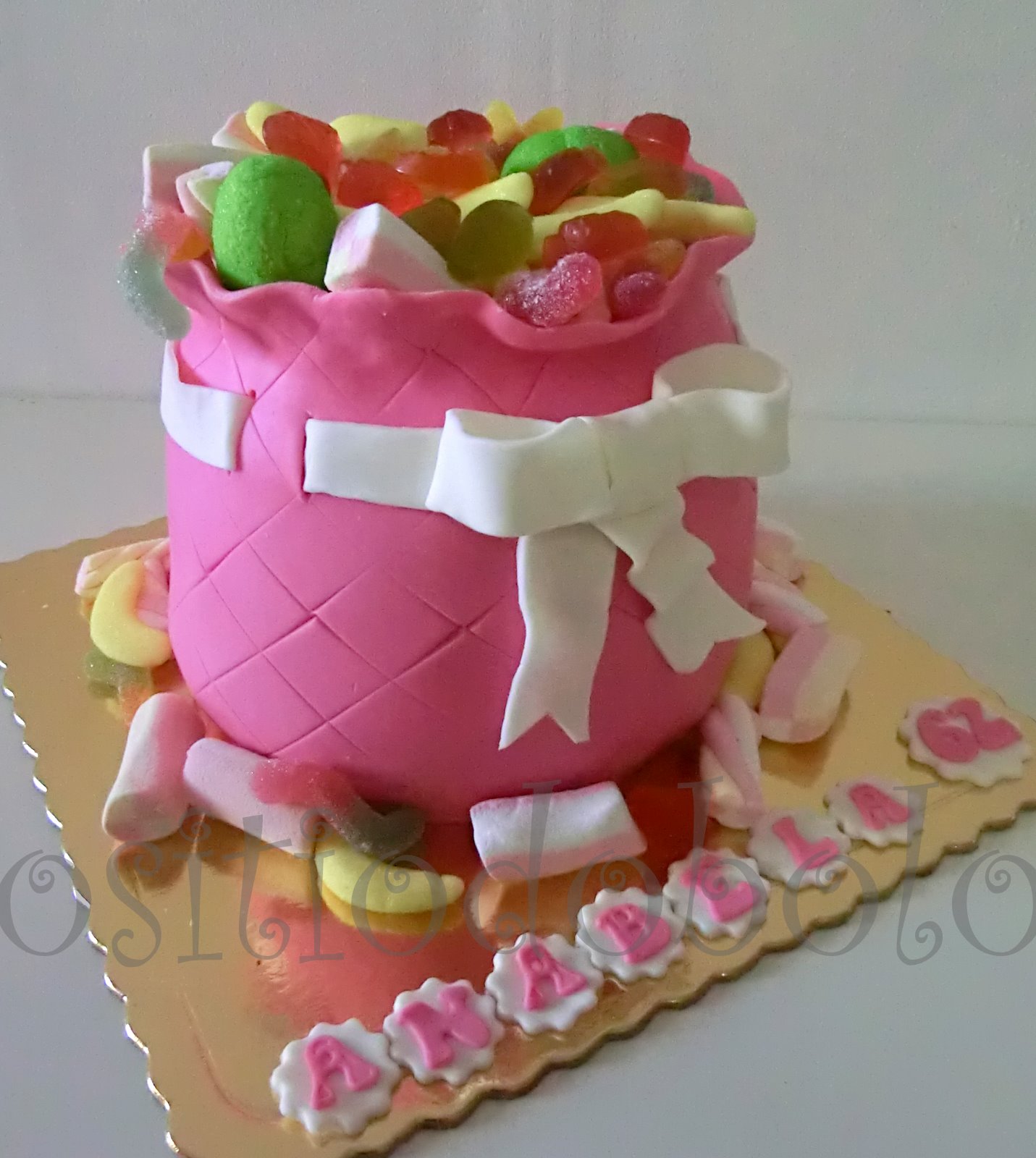 O sitio do bolo: O bolo para a Dª Anabela: um saco de gomas, que ela adora!