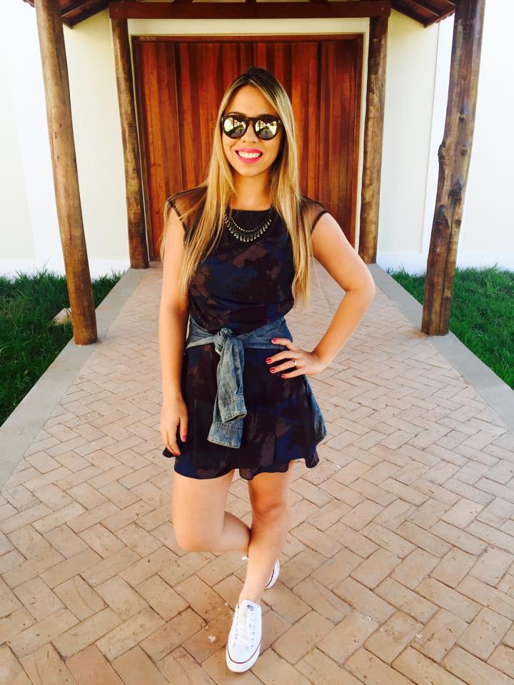 Adriele Lagustera: Look: Blusa amarrada na cintura.