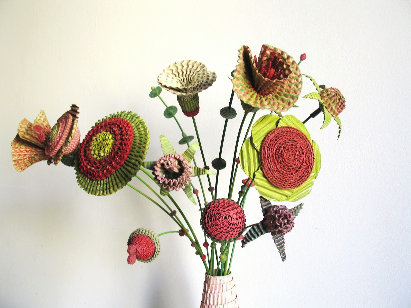 ECOMANIA BLOG: "Con Cartón", Joyas y Flores de Cartón