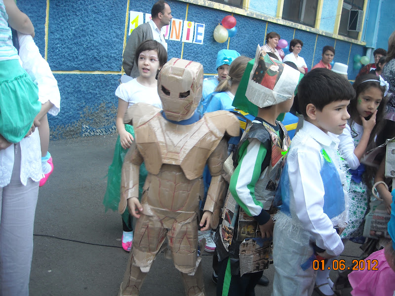 1 iunie 2012 --- costume eco din materiale reciclabile_ Reciclare creativa