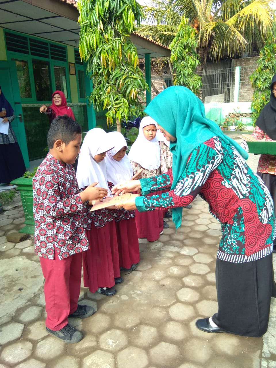 Penerimaan Rapor dan Pembagian Hadiah Bagi Siswa Berprestasi SD Gumulan ...