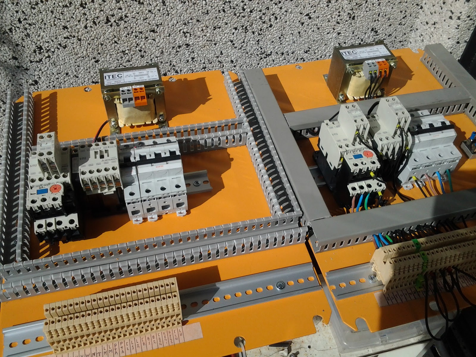 CONTROLES Y AUTOMATIZACIÓN: LOGICA CABLEADA