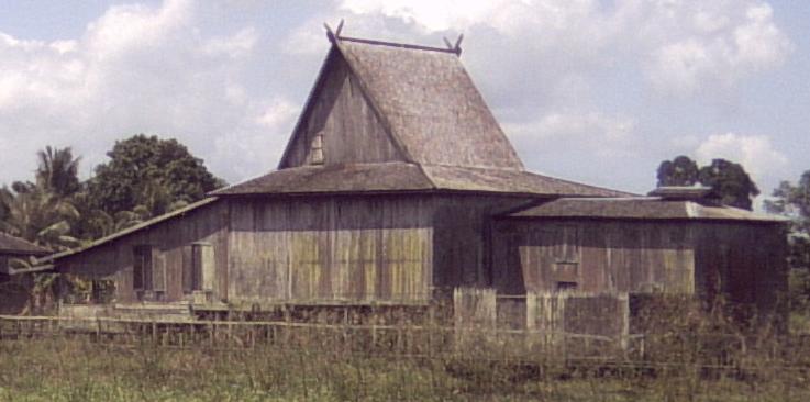 the unique cultures in indonesia: Rumah Bubungan Tinggi (The house ...