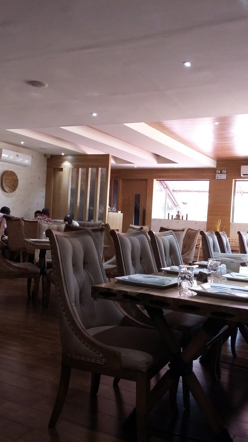 Humeurs de Brazzaville: Un restaurant… royal