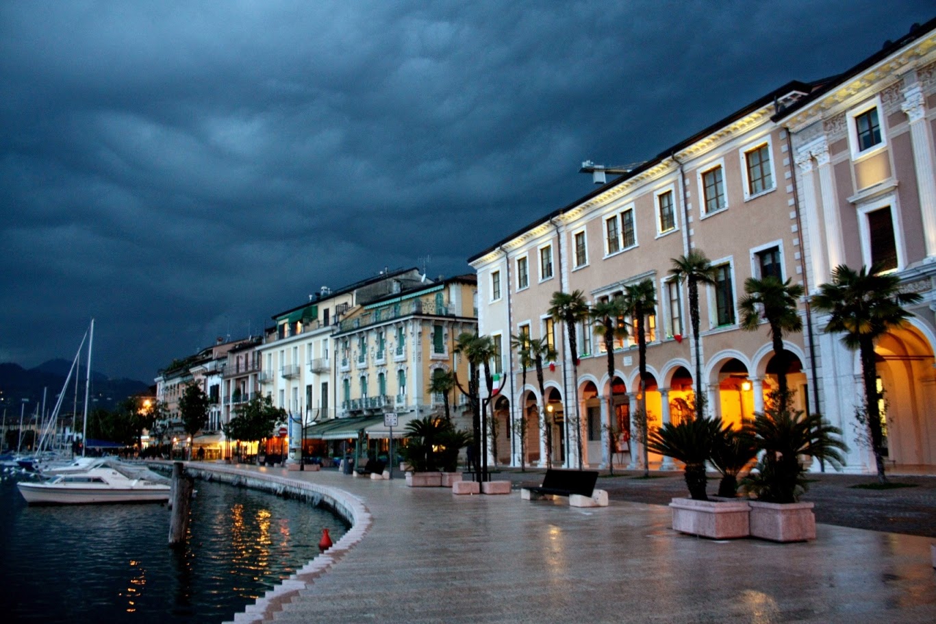 Riflessi: LE CITTA' DEL GARDA : SALO'