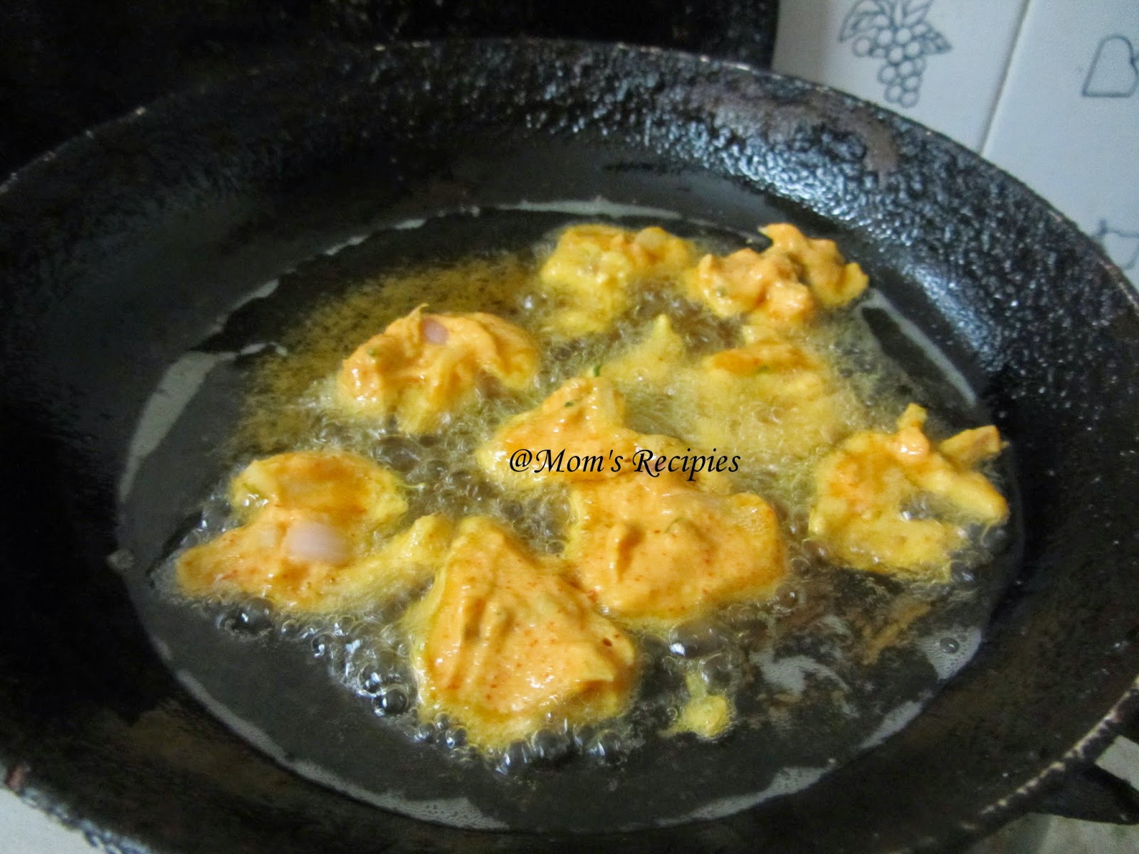 Mom's Recipies: Onion Pakoras~Onion Pakodas~Onion Fritters
