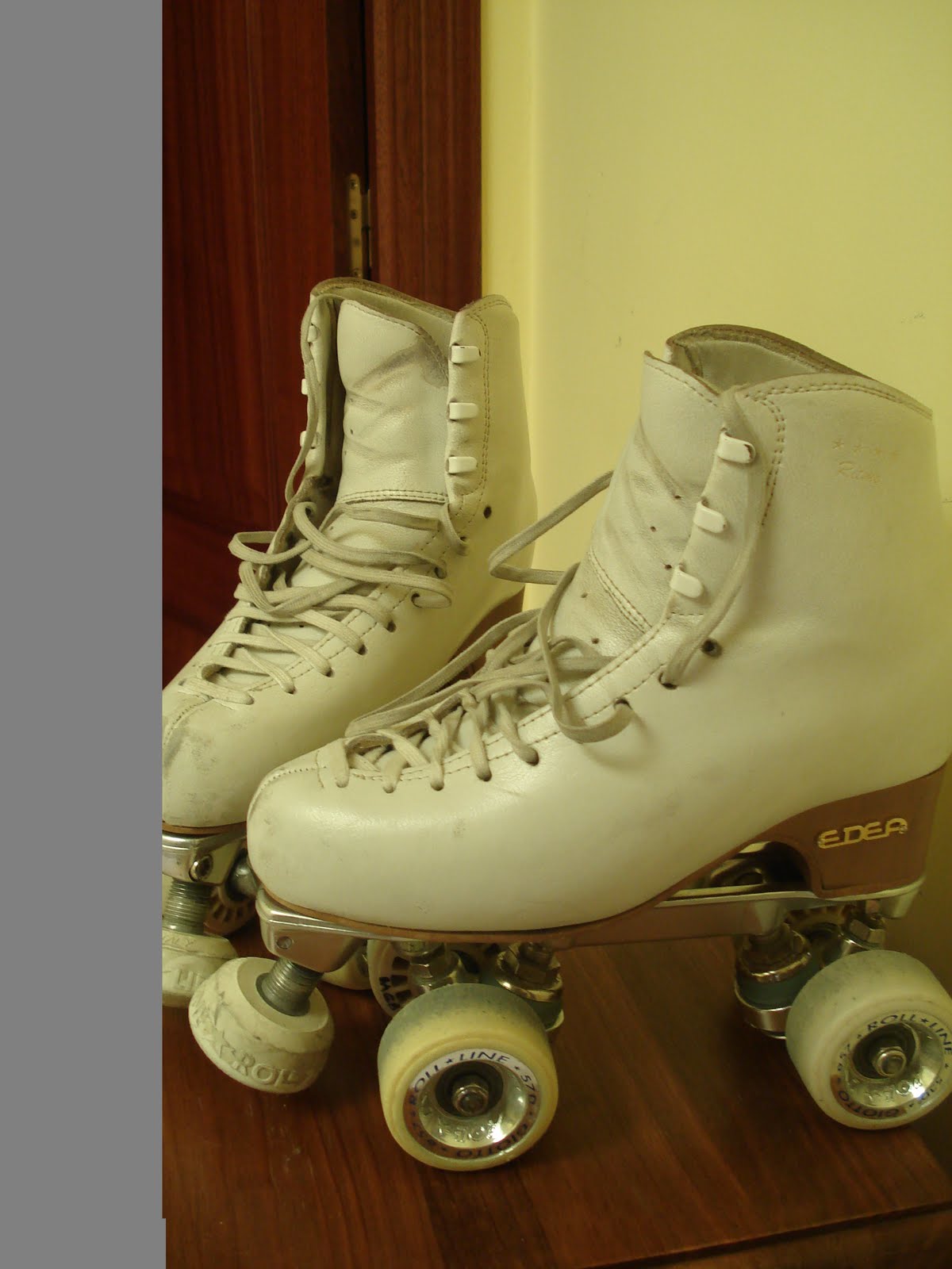 ROLLERSKATING: ROLLER SKATES - ROLLER BOOTS