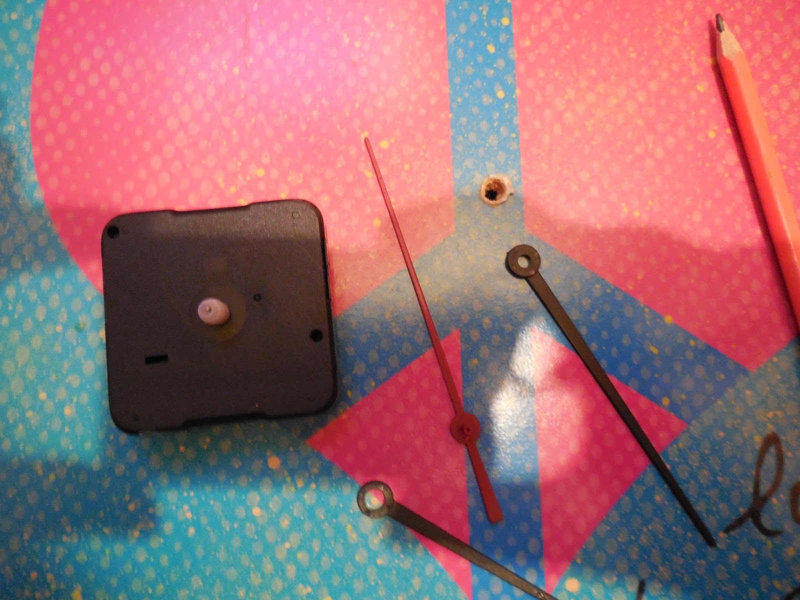 ThriftyTreeHuggary: Easy UPcycled Clock