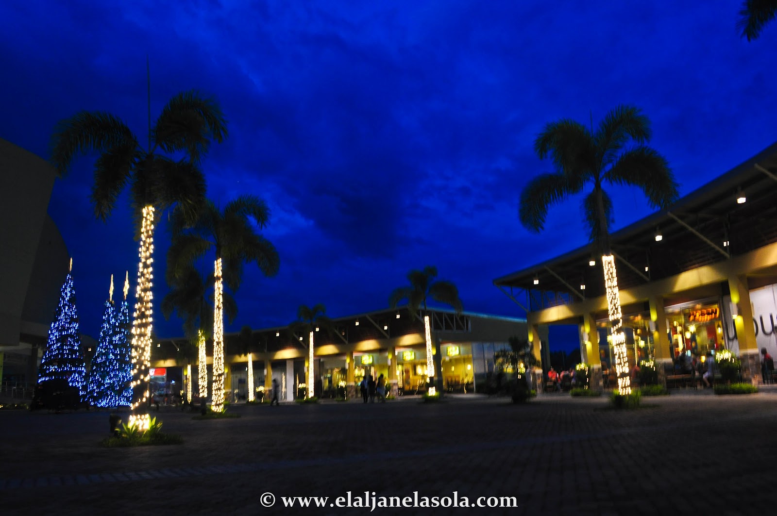 Elal Lasola Travel & Photography: Twilight at Robinson's Place Dumaguete