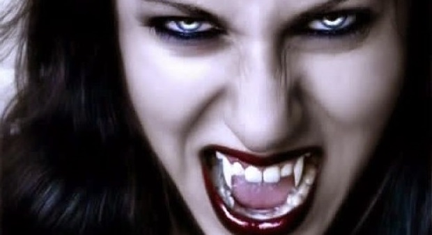 El Espejo Gótico: Qué se siente realmente al ser mordido por un vampiro