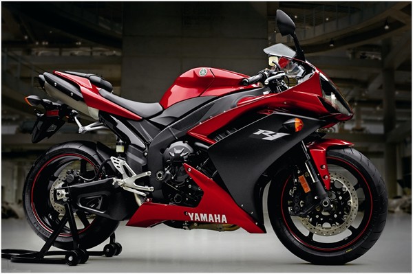 Blog for motorcycle driver: Yamaha YZF-R1 First Ride 2012