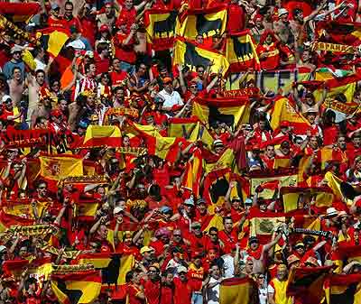 10.000 aficionados en el fútbol.