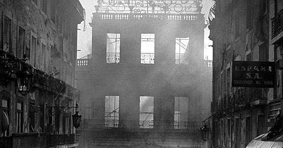 ComJeitoeArte: O Incêndio do Chiado - antes e depois