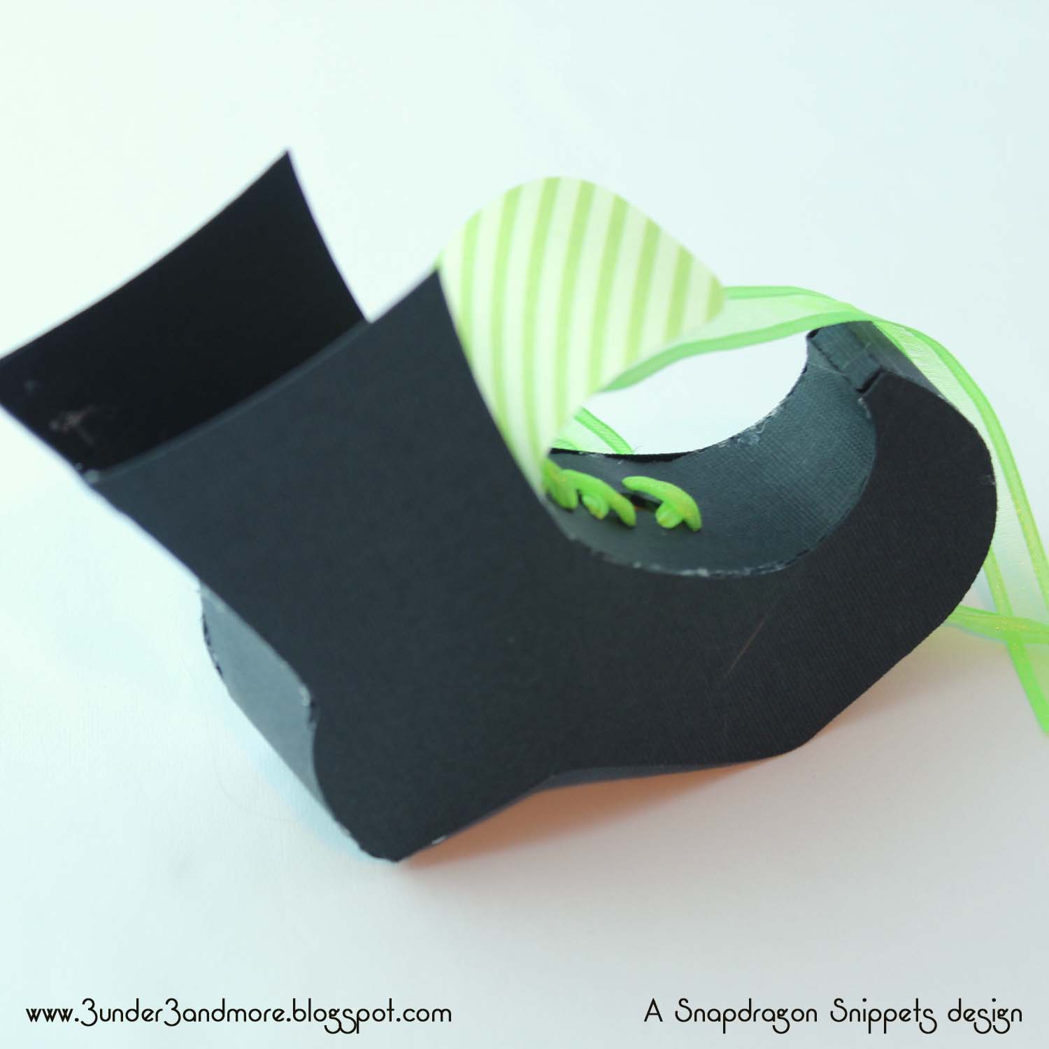 3 under 3 and more: 3D Paper Witch's Boot Tutorial