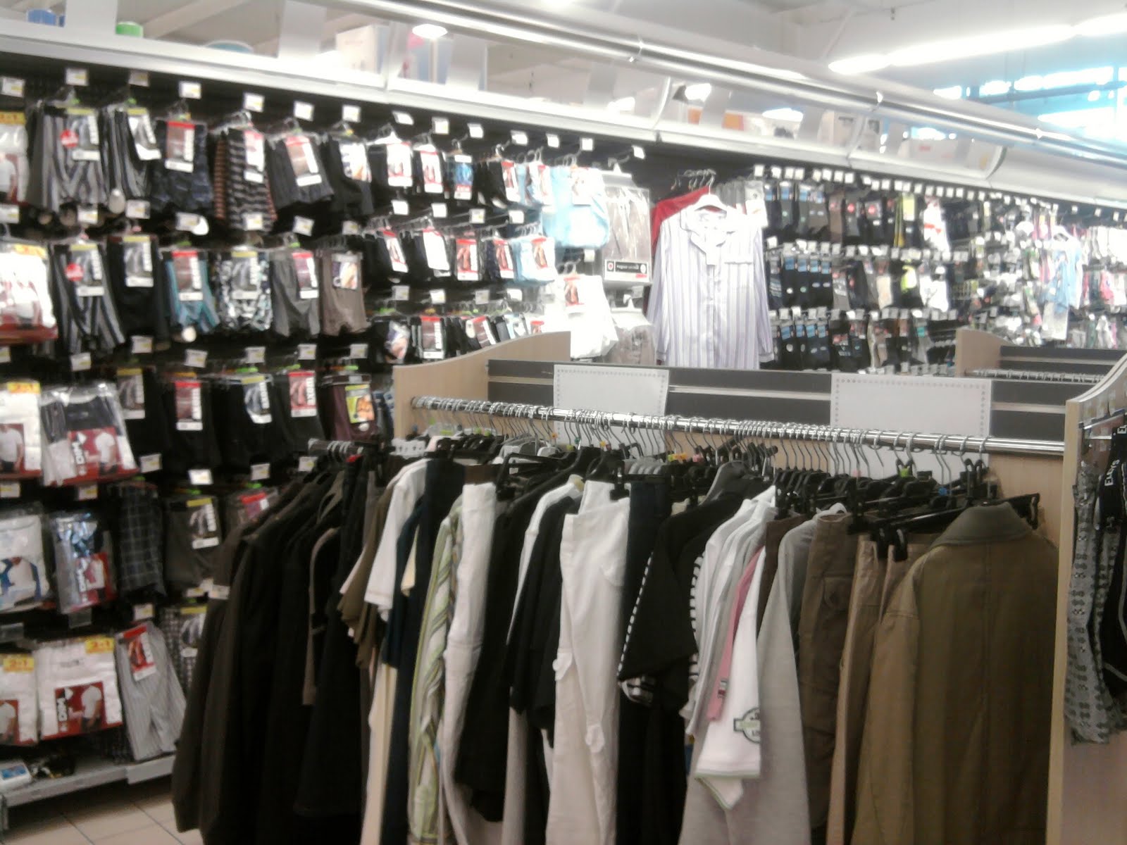 Intermarché De Lussac Les Châteaux: Un espace textile, chaussures.