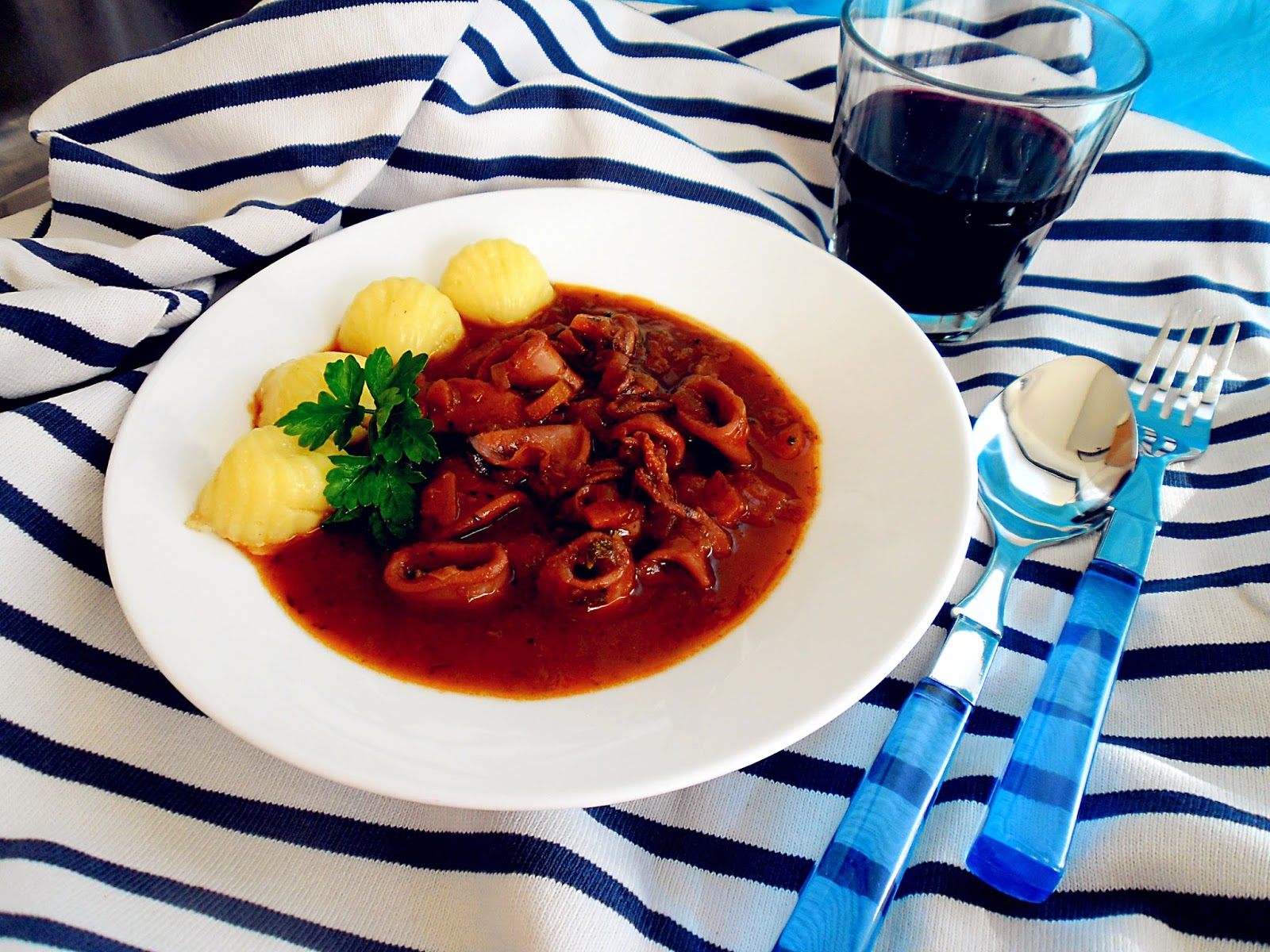 Lignje na šugo sa crnim vinom